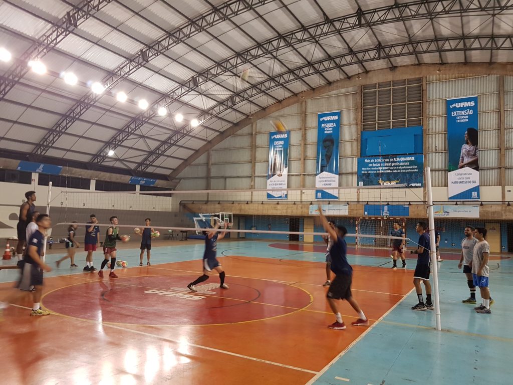 Atletas da Universidade participam de desafio de voleibol - UFMS